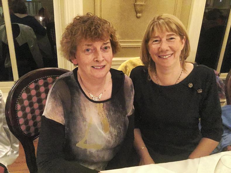 Women coming together - Premium