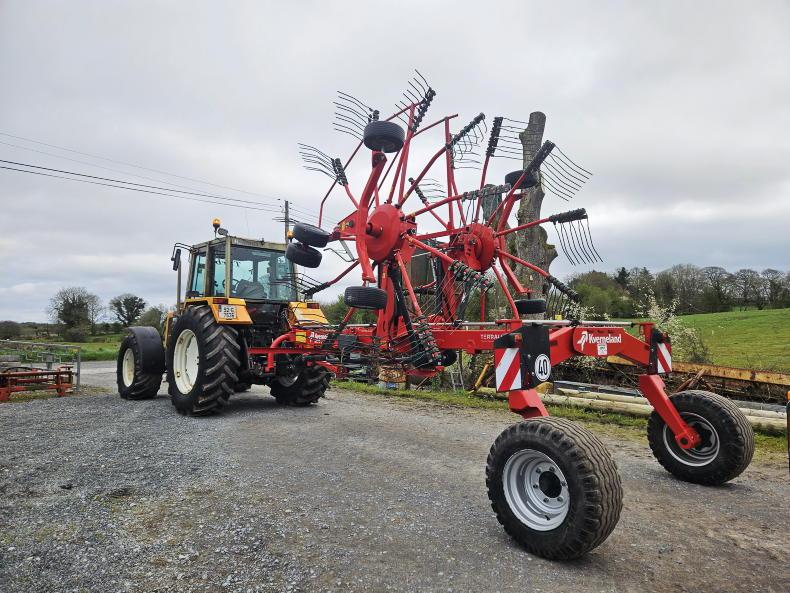 Running mounted and trailed rakes ahead of balers - Premium